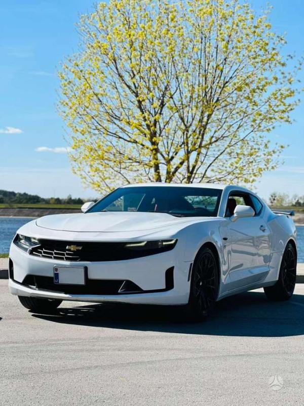 Balts Chevrolet Camaro 2019 Kauņa, ar dzinēja tilpumu 2.00 L un nobraukumu 105 tūkst. km par 15900 €, foto 1 vietnē AUTOMOTO.COM.LV
