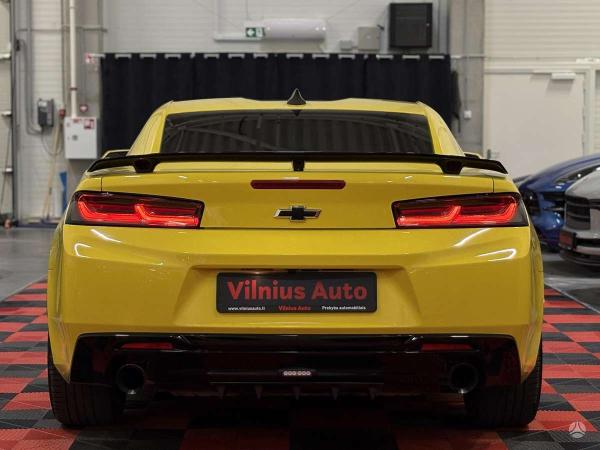 Yellow Chevrolet Camaro 2017 in Vilnius, with an engine capacity of 2.00 L and mileage of 81 thousand km for 17990 €, photo 5 on AUTOMOTO.COM.LV