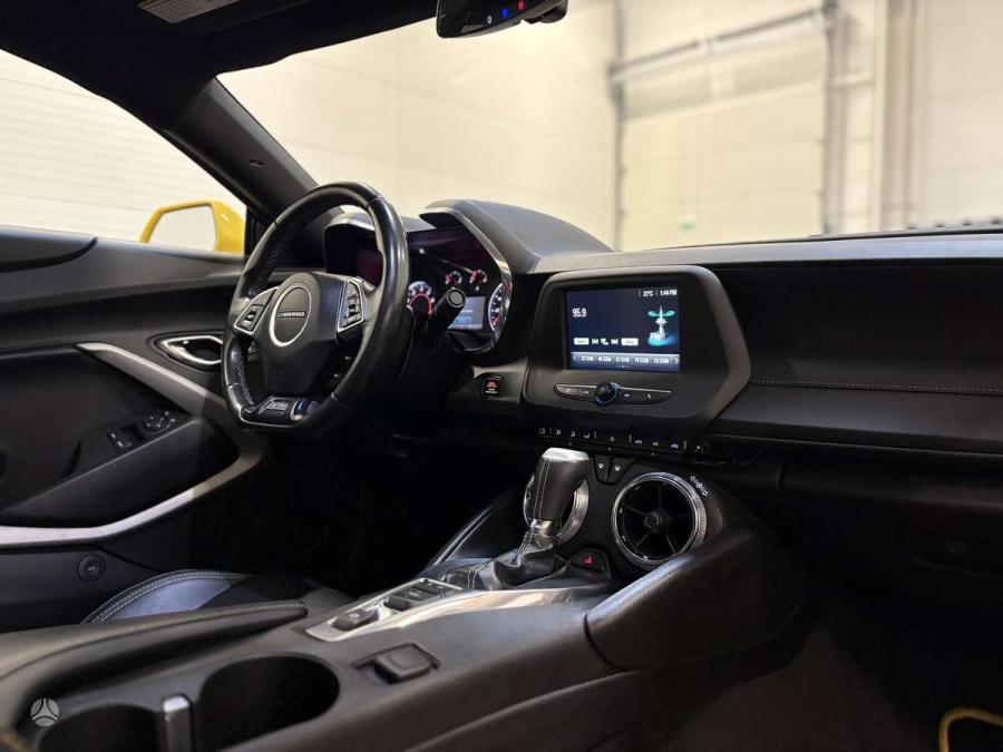 Dzeltens Chevrolet Camaro 2017 Viļņa, ar dzinēja tilpumu 2.00 L un nobraukumu 81 tūkst. km par 17990 €, foto 18 vietnē AUTOMOTO.COM.LV