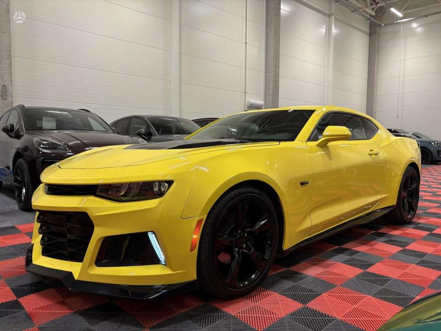 Dzeltens Chevrolet Camaro 2017 Viļņa, ar dzinēja tilpumu 2.00 L un nobraukumu 81 tūkst. km par 17500 €, foto 1 vietnē AUTOMOTO.COM.LV