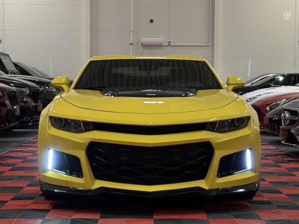 Yellow Chevrolet Camaro 2017 in Vilnius, with an engine capacity of 2.00 L and mileage of 81 thousand km for 17500 €, photo 3 on AUTOMOTO.COM.LV