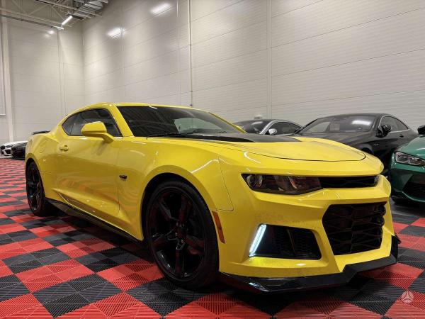 Yellow Chevrolet Camaro 2017 in Vilnius, with an engine capacity of 2.00 L and mileage of 81 thousand km for 17500 €, photo 4 on AUTOMOTO.COM.LV