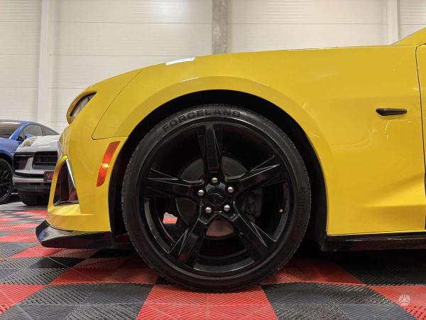 Yellow Chevrolet Camaro 2017 in Vilnius, with an engine capacity of 2.00 L and mileage of 81 thousand km for 17500 €, photo 10 on AUTOMOTO.COM.LV