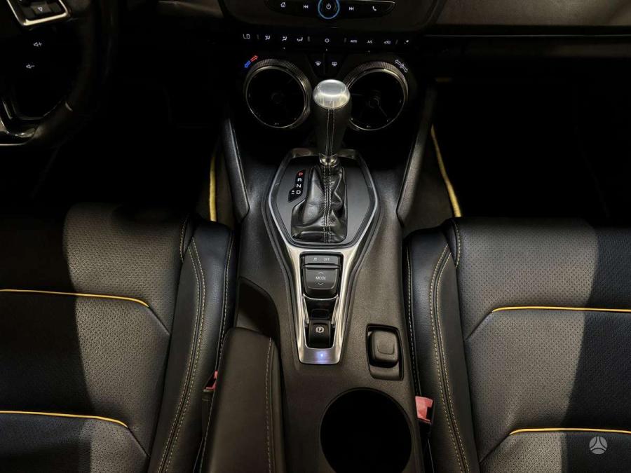 Yellow Chevrolet Camaro 2017 in Vilnius, with an engine capacity of 2.00 L and mileage of 81 thousand km for 15500 €, photo 23 on AUTOMOTO.COM.LV