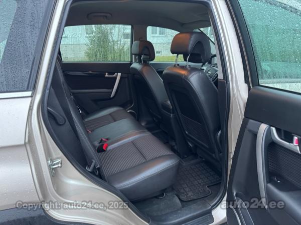 Smilšu krāsa Chevrolet Captiva 2012 Tallina, ar dzinēja tilpumu 2.40 L un nobraukumu 208 tūkst. km par 4990 €, foto 11 vietnē AUTOMOTO.COM.LV