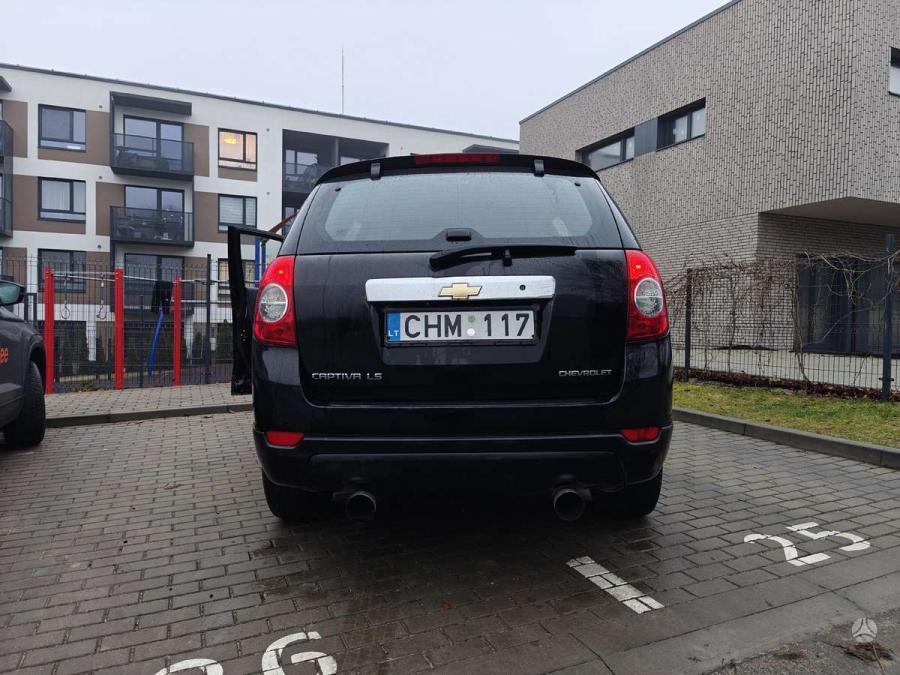Black Chevrolet Captiva 2007 in Vilnius, with an engine capacity of 2.00 L and mileage of 165 thousand km for 2500 €, photo 6 on AUTOMOTO.COM.LV