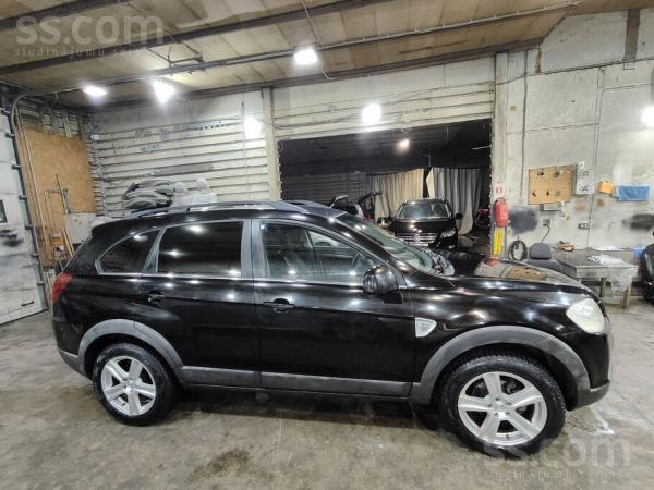 Black Chevrolet Captiva 2007 in Riga, with an engine capacity of 2.00 L and mileage of 243 thousand km for 1995 €, photo 1 on AUTOMOTO.COM.LV