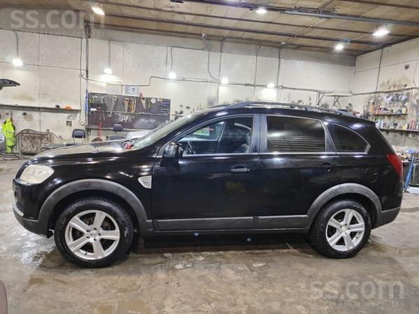 Black Chevrolet Captiva 2007 in Riga, with an engine capacity of 2.00 L and mileage of 243 thousand km for 1995 €, photo 2 on AUTOMOTO.COM.LV