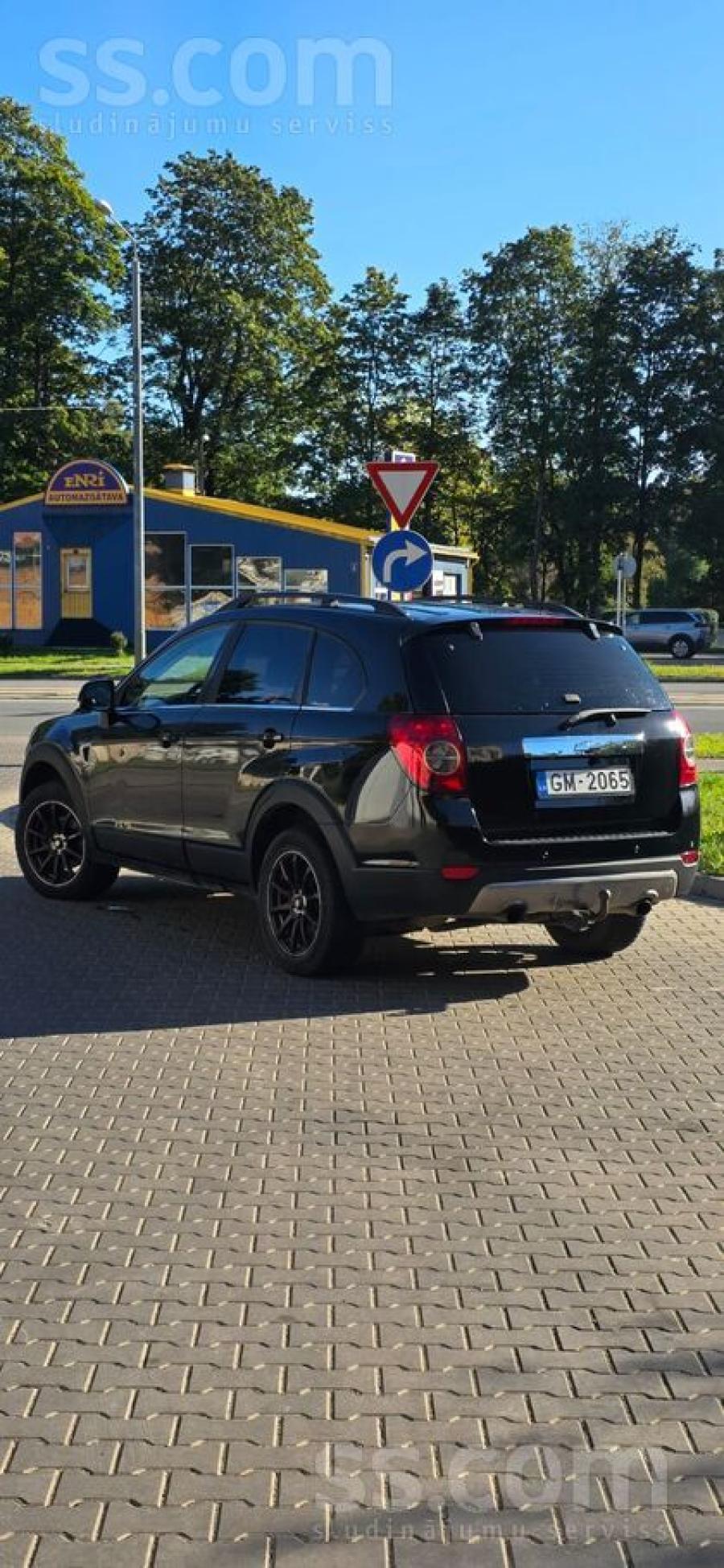 Black Chevrolet Captiva 2007 in Riga, with an engine capacity of 2.00 L and mileage of 400 thousand km for 2400 €, photo 4 on AUTOMOTO.COM.LV