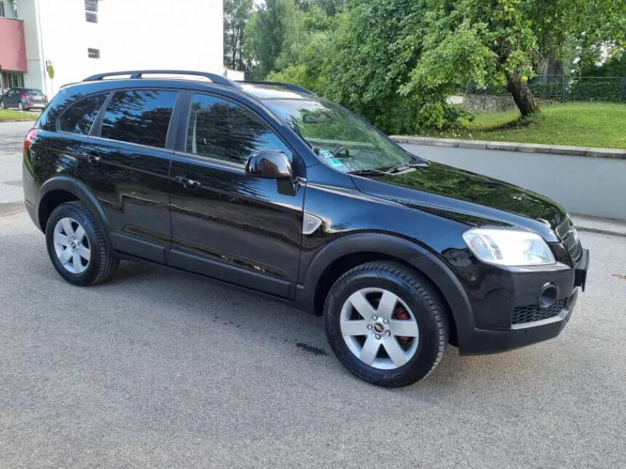 Black Chevrolet Captiva 2007 in Jekabpils, with an engine capacity of 2.00 L and mileage of 291 thousand km for 4650 €, photo 5 on AUTOMOTO.COM.LV