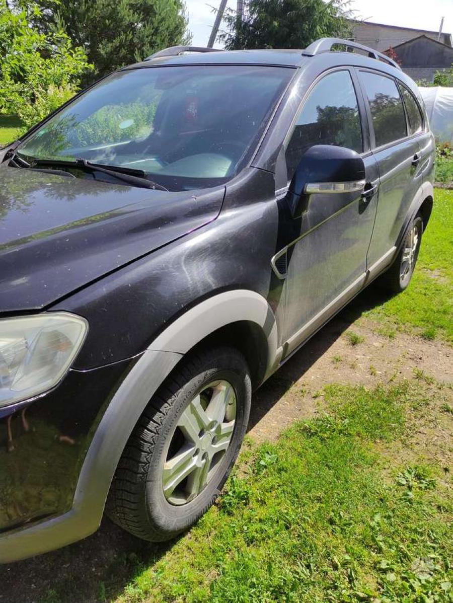 Black Chevrolet Captiva 2007 in Panevezys, with an engine capacity of 1.99 L and mileage of 330 thousand km for 1200 €, photo 1 on AUTOMOTO.COM.LV