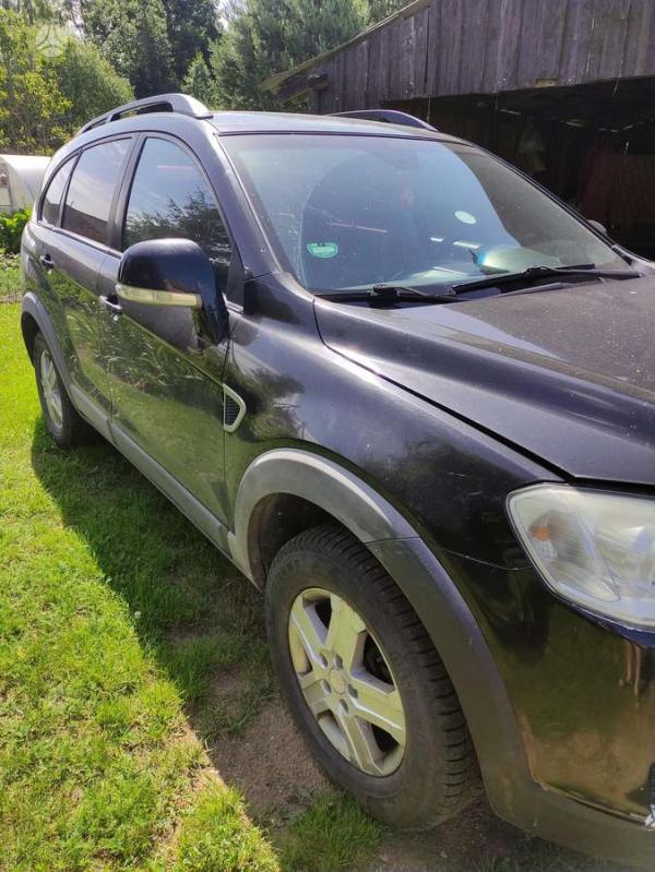 Melns Chevrolet Captiva 2007 Panevēža, ar dzinēja tilpumu 1.99 L un nobraukumu 330 tūkst. km par 1200 €, foto 3 vietnē AUTOMOTO.COM.LV