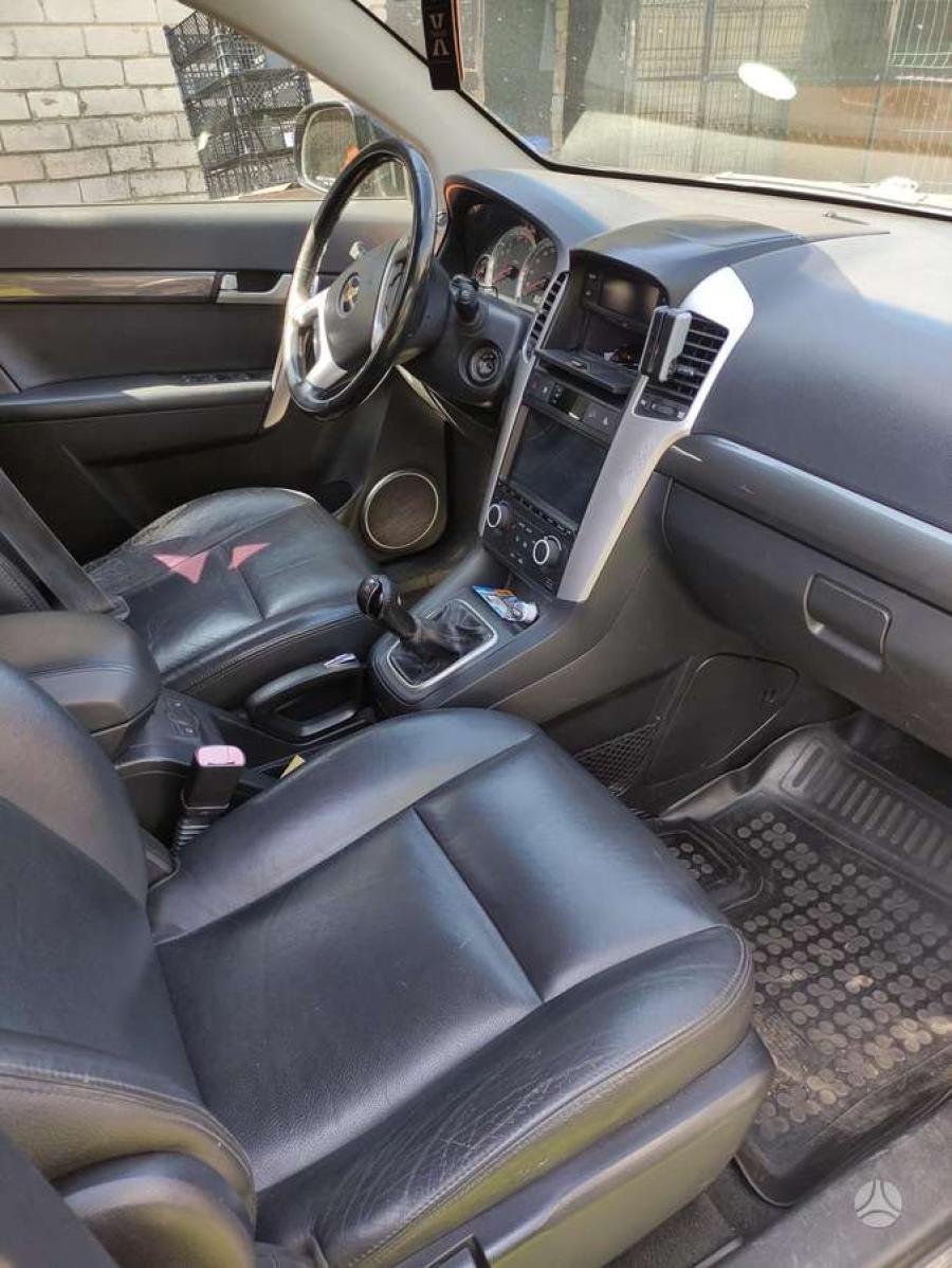 Black Chevrolet Captiva 2007 in Panevezys, with an engine capacity of 1.99 L and mileage of 330 thousand km for 1200 €, photo 5 on AUTOMOTO.COM.LV