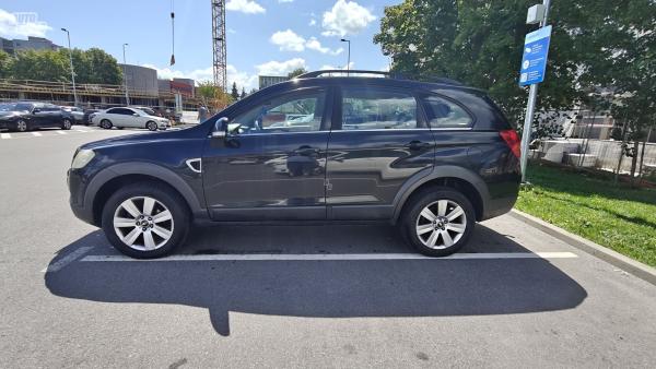 Black Chevrolet Captiva 2007 in Vilnius, with an engine capacity of 2.00 L and mileage of 321 thousand km for 3150 €, photo 2 on AUTOMOTO.COM.LV