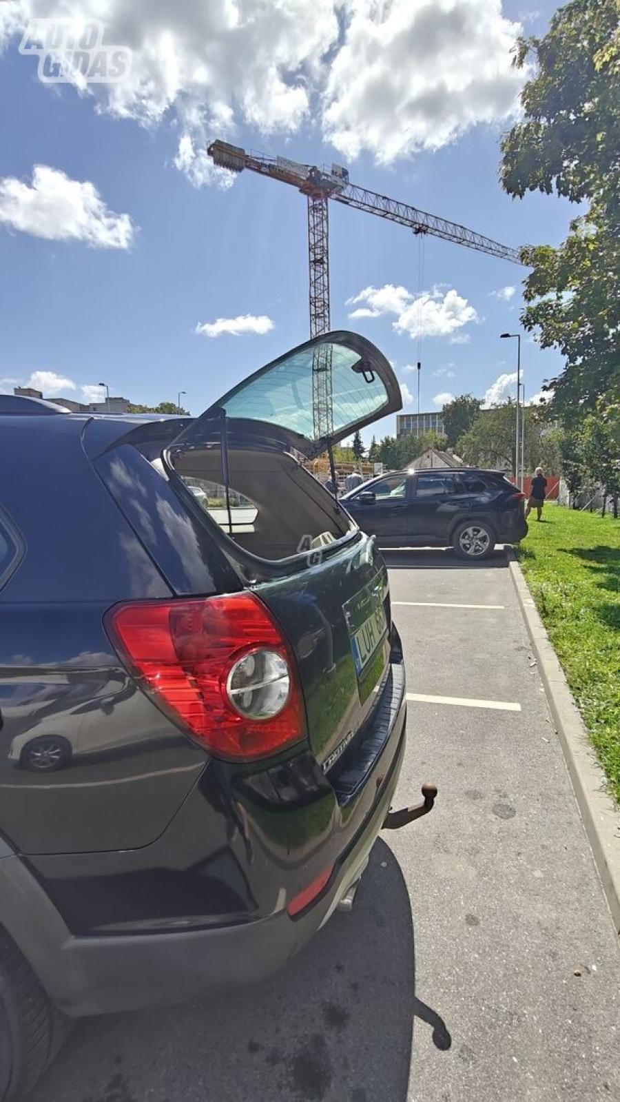 Melns Chevrolet Captiva 2007 Viļņa, ar dzinēja tilpumu 2.00 L un nobraukumu 321 tūkst. km par 3150 €, foto 5 vietnē AUTOMOTO.COM.LV