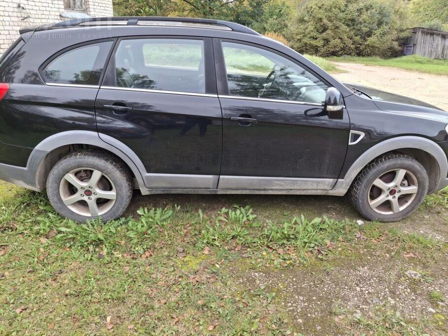 Black Chevrolet Captiva 2007 in Ogre, with an engine capacity of 2.00 L and mileage of 350 thousand km for 1300 €, photo 1 on AUTOMOTO.COM.LV