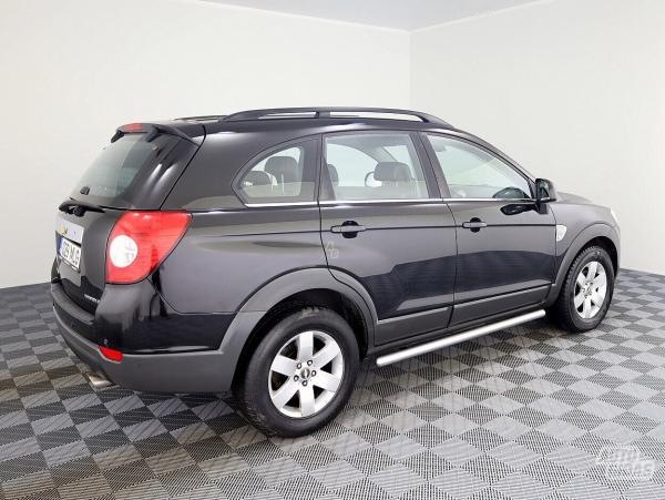 Melns Chevrolet Captiva 2008 Tallina, ar dzinēja tilpumu 2.00 L un nobraukumu 295 tūkst. km par 1799 €, foto 3 vietnē AUTOMOTO.COM.LV