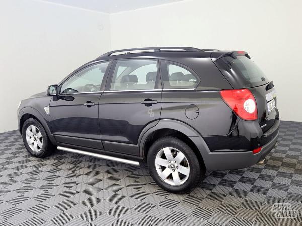 Melns Chevrolet Captiva 2008 Tallina, ar dzinēja tilpumu 2.00 L un nobraukumu 295 tūkst. km par 1799 €, foto 4 vietnē AUTOMOTO.COM.LV