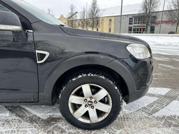 Black Chevrolet Captiva 2008 in Anyksciai, with an engine capacity of 1.99 L and mileage of 281 thousand km for 3600 €, photo 5 on AUTOMOTO.COM.LV