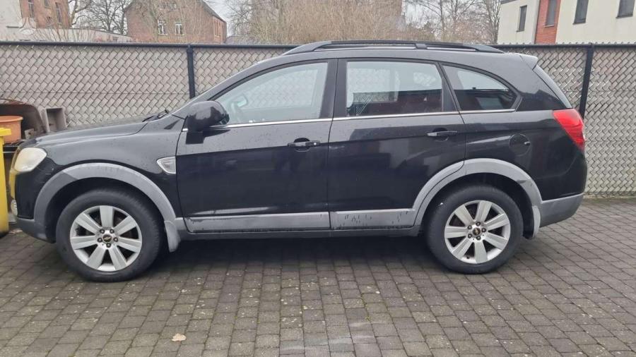 Black Chevrolet Captiva 2008 in Marijampole, with an engine capacity of 2.40 L and mileage of 200 thousand km for 1799 €, photo 2 on AUTOMOTO.COM.LV