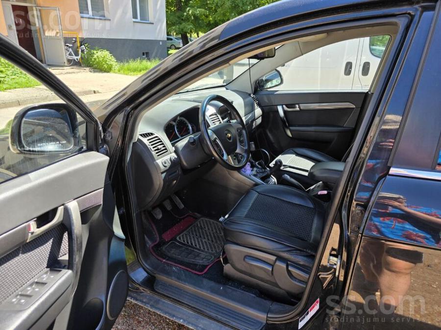 Black Chevrolet Captiva 2008 in Liepaja, with an engine capacity of 2.00 L and mileage of 251 thousand km for 1750 €, photo 5 on AUTOMOTO.COM.LV