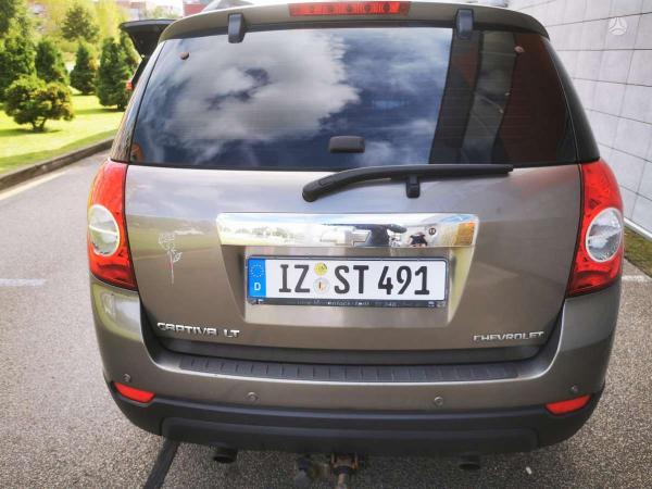 Chevrolet Captiva 2009 in Klaipeda on AUTOMOTO.COM.LV Black Chevrolet Captiva 2009 in Klaipeda, with an engine capacity of 2.00 L and mileage of 185 thousand km for 3890 €, photo 6 on AUTOMOTO.COM.LV