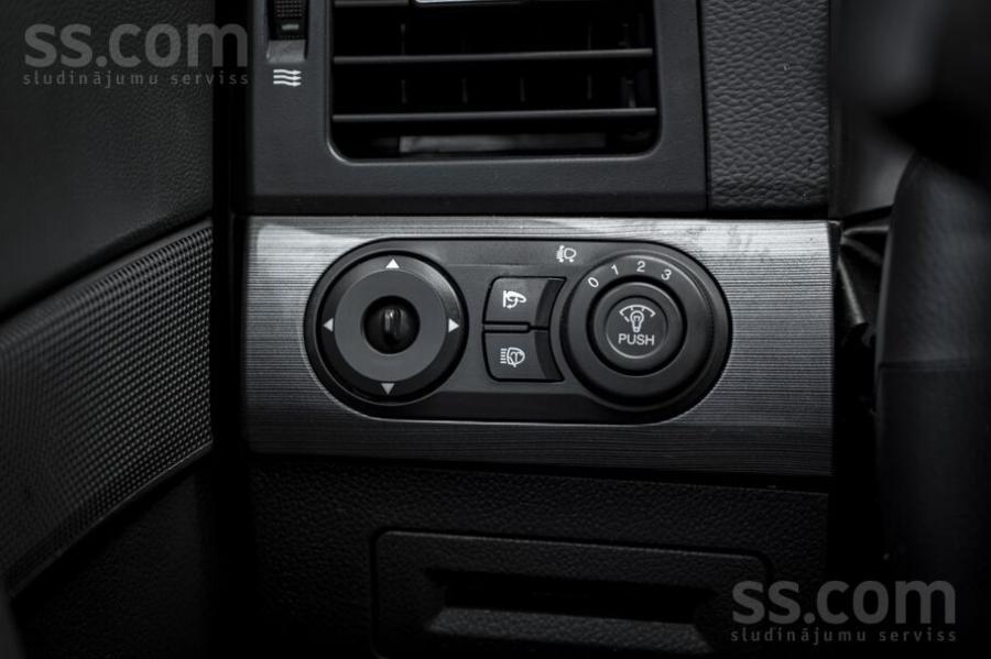 Black Chevrolet Captiva 2010 in Riga, with an engine capacity of 2.00 L and mileage of 235 thousand km for 5995 €, photo 29 on AUTOMOTO.COM.LV