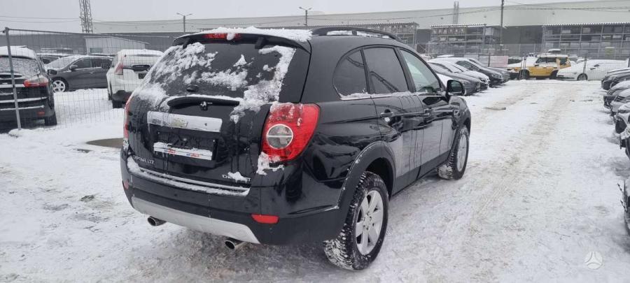 Black Chevrolet Captiva 2011 in Kaunas, with an engine capacity of 2.20 L and mileage of 211 thousand km for 5150 €, photo 4 on AUTOMOTO.COM.LV