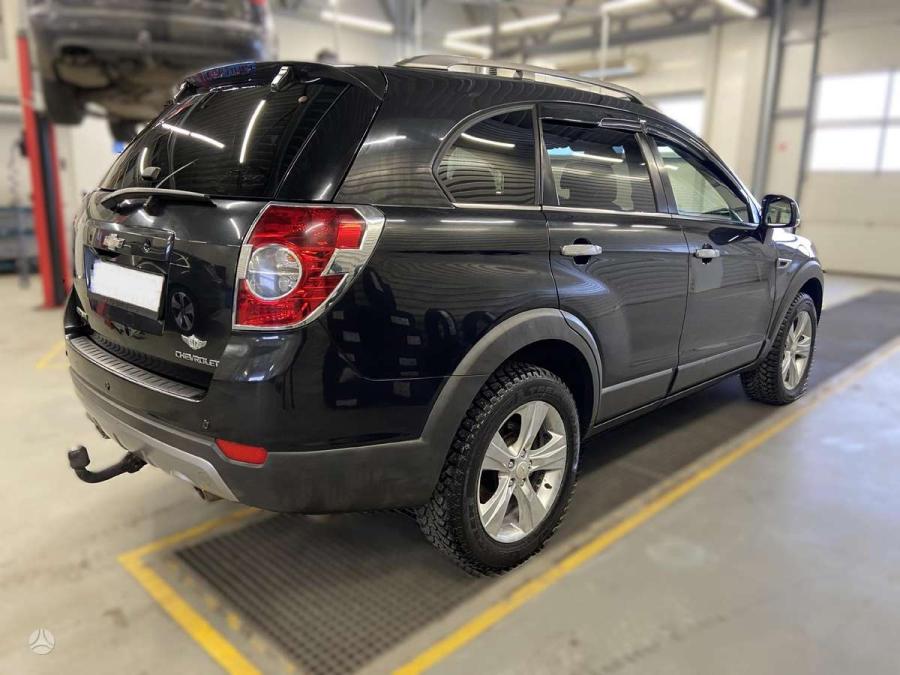 Melns Chevrolet Captiva 2011 Marijampole, ar dzinēja tilpumu 2.40 L un nobraukumu 177 tūkst. km par 5800 €, foto 4 vietnē AUTOMOTO.COM.LV