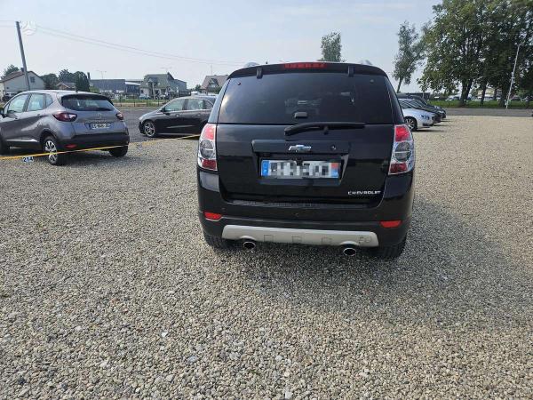 Chevrolet Captiva 2011 in Raseiniai on AUTOMOTO.COM.LV Black Chevrolet Captiva 2011 in Raseiniai, with an engine capacity of 2.20 L and mileage of 222 thousand km for 3900 €, photo 5 on AUTOMOTO.COM.LV