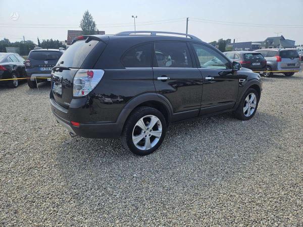 Chevrolet Captiva 2011 in Raseiniai on AUTOMOTO.COM.LV Black Chevrolet Captiva 2011 in Raseiniai, with an engine capacity of 2.20 L and mileage of 222 thousand km for 3900 €, photo 6 on AUTOMOTO.COM.LV