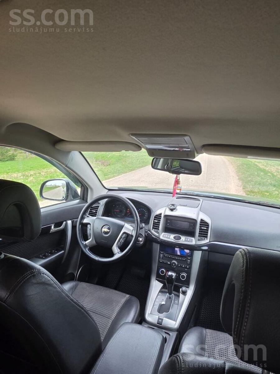 Black Chevrolet Captiva 2012 in Saldus, with an engine capacity of 2.20 L and mileage of 245 thousand km for 5500 €, photo 4 on AUTOMOTO.COM.LV