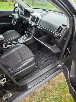 Black Chevrolet Captiva 2012 in Saldus, with an engine capacity of 2.20 L and mileage of 245 thousand km for 5500 €, photo 8 on AUTOMOTO.COM.LV
