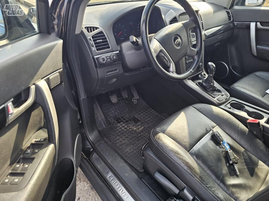 Black Chevrolet Captiva 2012 in Vilnius, with an engine capacity of 2.20 L and mileage of 269 thousand km for 4900 €, photo 10 on AUTOMOTO.COM.LV