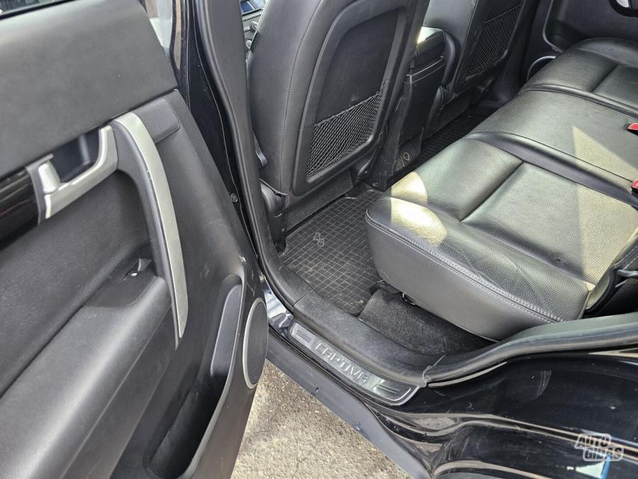 Black Chevrolet Captiva 2012 in Vilnius, with an engine capacity of 2.20 L and mileage of 269 thousand km for 4900 €, photo 11 on AUTOMOTO.COM.LV
