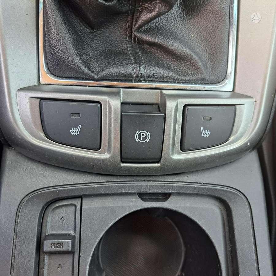 Black Chevrolet Captiva 2012 in Vilnius, with an engine capacity of 2.20 L and mileage of 223 thousand km for 5100 €, photo 30 on AUTOMOTO.COM.LV