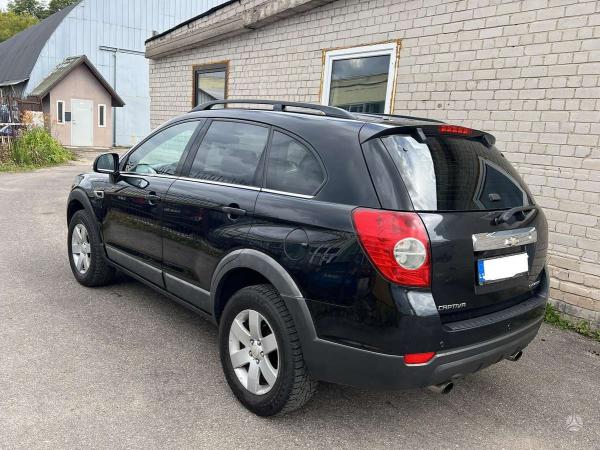 Black Chevrolet Captiva 2012 in Vilnius, with an engine capacity of 2.20 L and mileage of 260 thousand km for 3699 €, photo 4 on AUTOMOTO.COM.LV