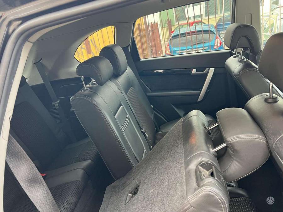 Black Chevrolet Captiva 2012 in Vilnius, with an engine capacity of 2.20 L and mileage of 260 thousand km for 3699 €, photo 9 on AUTOMOTO.COM.LV