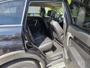 Black Chevrolet Captiva 2012 in Riga, with an engine capacity of 2.20 L and mileage of 193 thousand km for 6300 €, photo 5 on AUTOMOTO.COM.LV