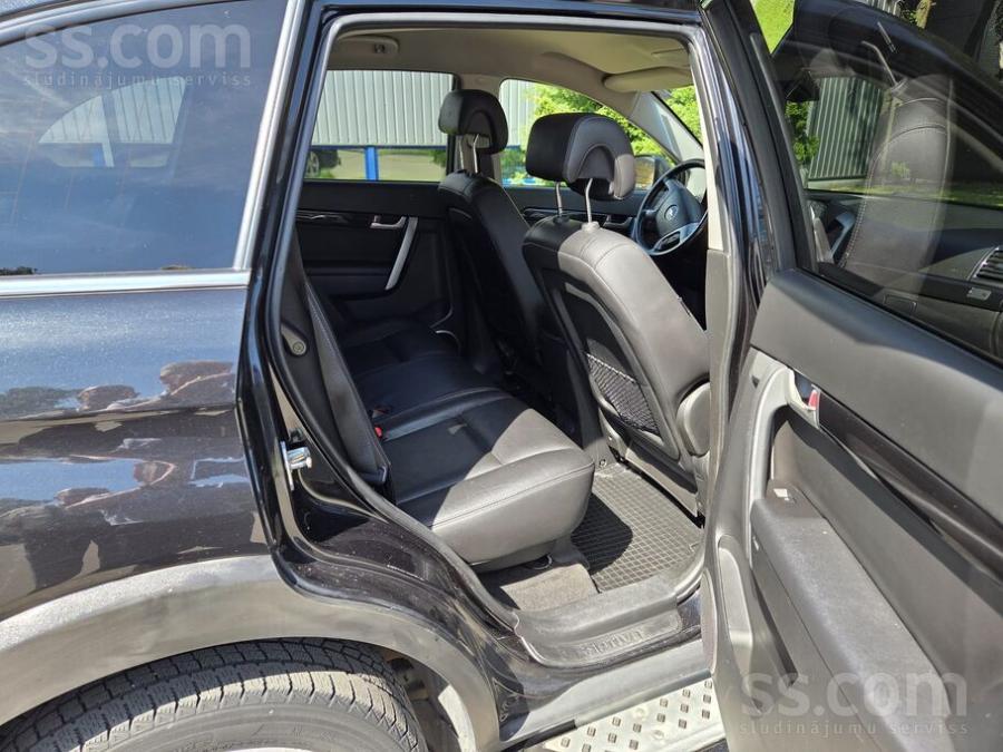 Black Chevrolet Captiva 2012 in Riga, with an engine capacity of 2.20 L and mileage of 193 thousand km for 6300 €, photo 5 on AUTOMOTO.COM.LV