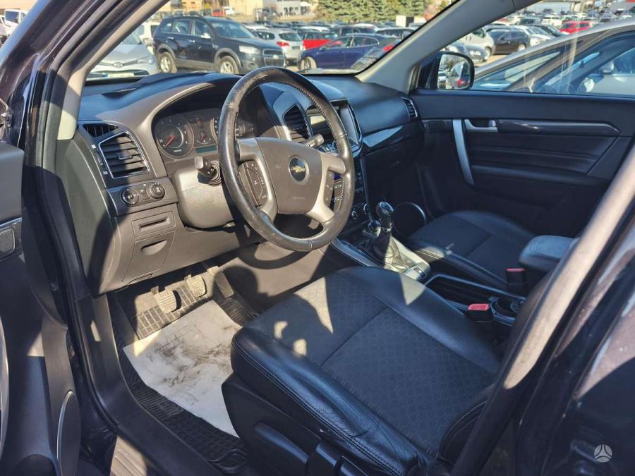 Black Chevrolet Captiva 2013 in Utena, with an engine capacity of 2.20 L and mileage of 217 thousand km for 5350 €, photo 6 on AUTOMOTO.COM.LV