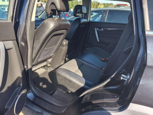 Black Chevrolet Captiva 2013 in Utena, with an engine capacity of 2.20 L and mileage of 217 thousand km for 5350 €, photo 6 on AUTOMOTO.COM.LV