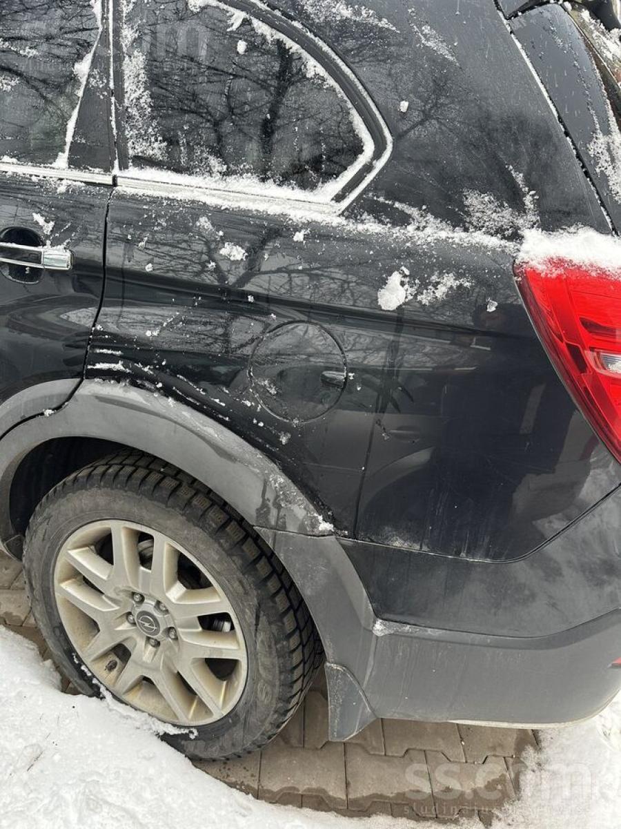 Black Chevrolet Captiva 2014 in Riga, with an engine capacity of 2.20 L and mileage of 319 thousand km for 3025 €, photo 3 on AUTOMOTO.COM.LV