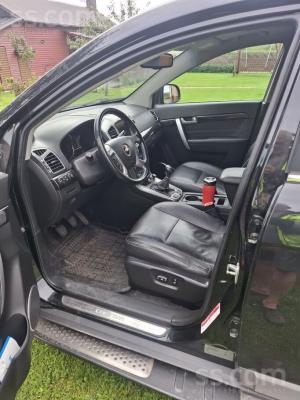 Black Chevrolet Captiva 2013 in Daugavpils, with an engine capacity of 2.20 L and mileage of 253 thousand km for 5600 €, photo 4 on AUTOMOTO.COM.LV