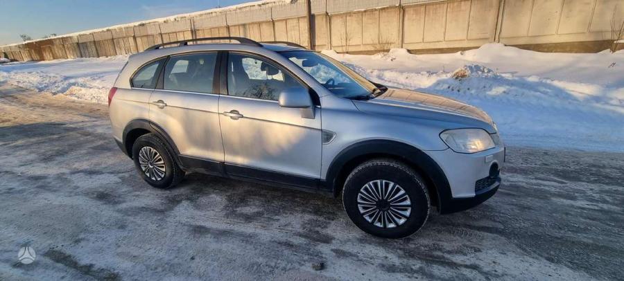 Pelēks Chevrolet Captiva 2006 Viļņa, ar dzinēja tilpumu 2.41 L un nobraukumu 350 tūkst. km par 1700 €, foto 2 vietnē AUTOMOTO.COM.LV
