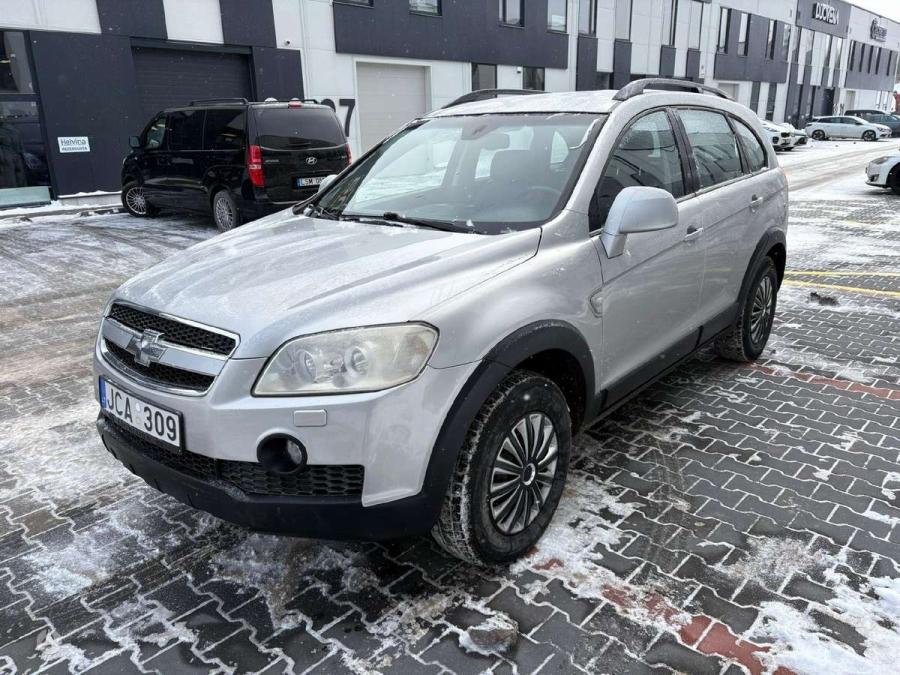 Grey Chevrolet Captiva 2006 in Vilnius, with an engine capacity of 2.41 L and mileage of 35 thousand km for 1600 €, photo 1 on AUTOMOTO.COM.LV