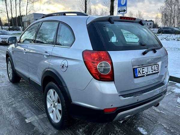 Pelēks Chevrolet Captiva 2007 Viļņa, ar dzinēja tilpumu 2.00 L un nobraukumu 311 tūkst. km par 2999 €, foto 4 vietnē AUTOMOTO.COM.LV