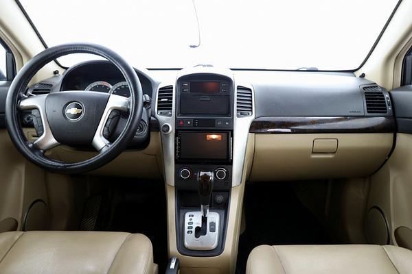 Grey Chevrolet Captiva 2007 in Tallinn, with an engine capacity of 2.00 L and mileage of 242 thousand km for 1899 €, photo 5 on AUTOMOTO.COM.LV