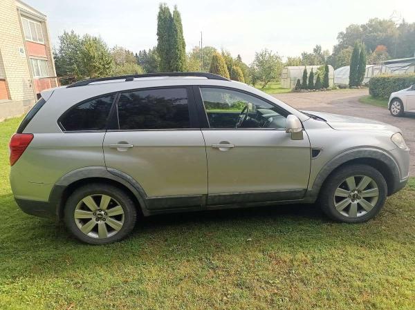 Chevrolet Captiva 2007 in Radviliskis on AUTOMOTO.COM.LV Grey Chevrolet Captiva 2007 in Radviliskis, with an engine capacity of 2.00 L and mileage of 328 thousand km for 1500 €, photo 4 on AUTOMOTO.COM.LV