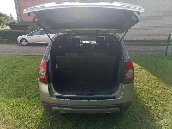 Chevrolet Captiva 2007 in Radviliskis on AUTOMOTO.COM.LV Grey Chevrolet Captiva 2007 in Radviliskis, with an engine capacity of 2.00 L and mileage of 328 thousand km for 1500 €, photo 6 on AUTOMOTO.COM.LV